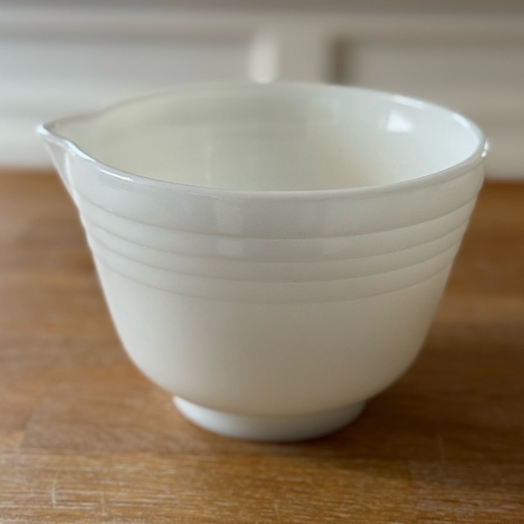 Pyrex | Kitchen | Vintage Pyrex Milk Glass Mixing Bowl With Pour Spout ...